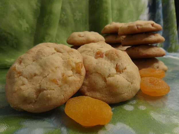 Khadija is in the Kitchen: BISCUITS AUX ABRICOTS SECS / DRIED APRICOTS ...