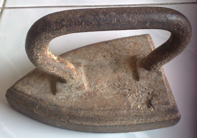 SETRIKA BESI PADAT KUNO (TERJUAL)