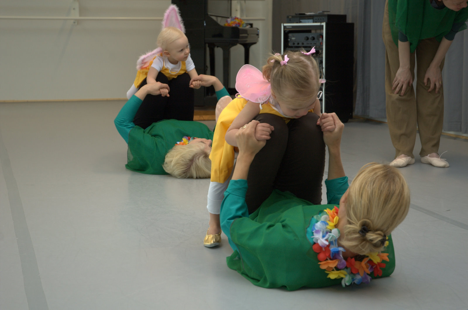 Tanssii Taaperon Kanssa Dances With Toddlers Tasapainoillaan Let s Tanssii Taaperon Kanssa Dances With Toddlers Tasapainoillaan Let s
