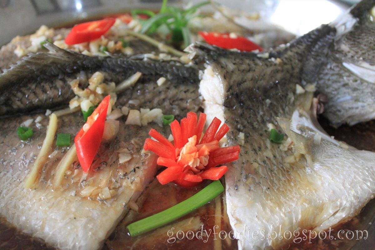 GoodyFoodies: I cooked: Steamed Siakap (barramundi) in Soy Sauce 清蒸鱼