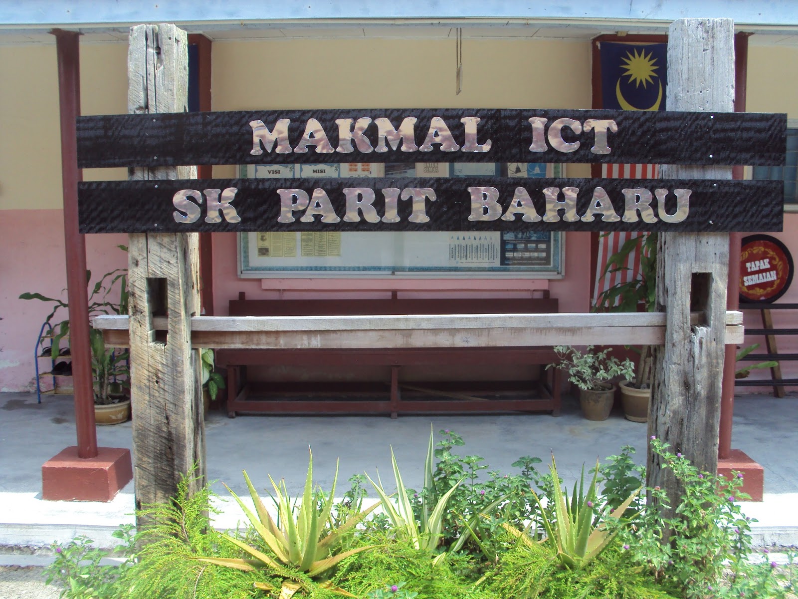 MAKMAL ICT SEKOLAH KEBANGSAAN PARIT BAHARU: PROJEK PAPAN TANDA MAKMAL ICT