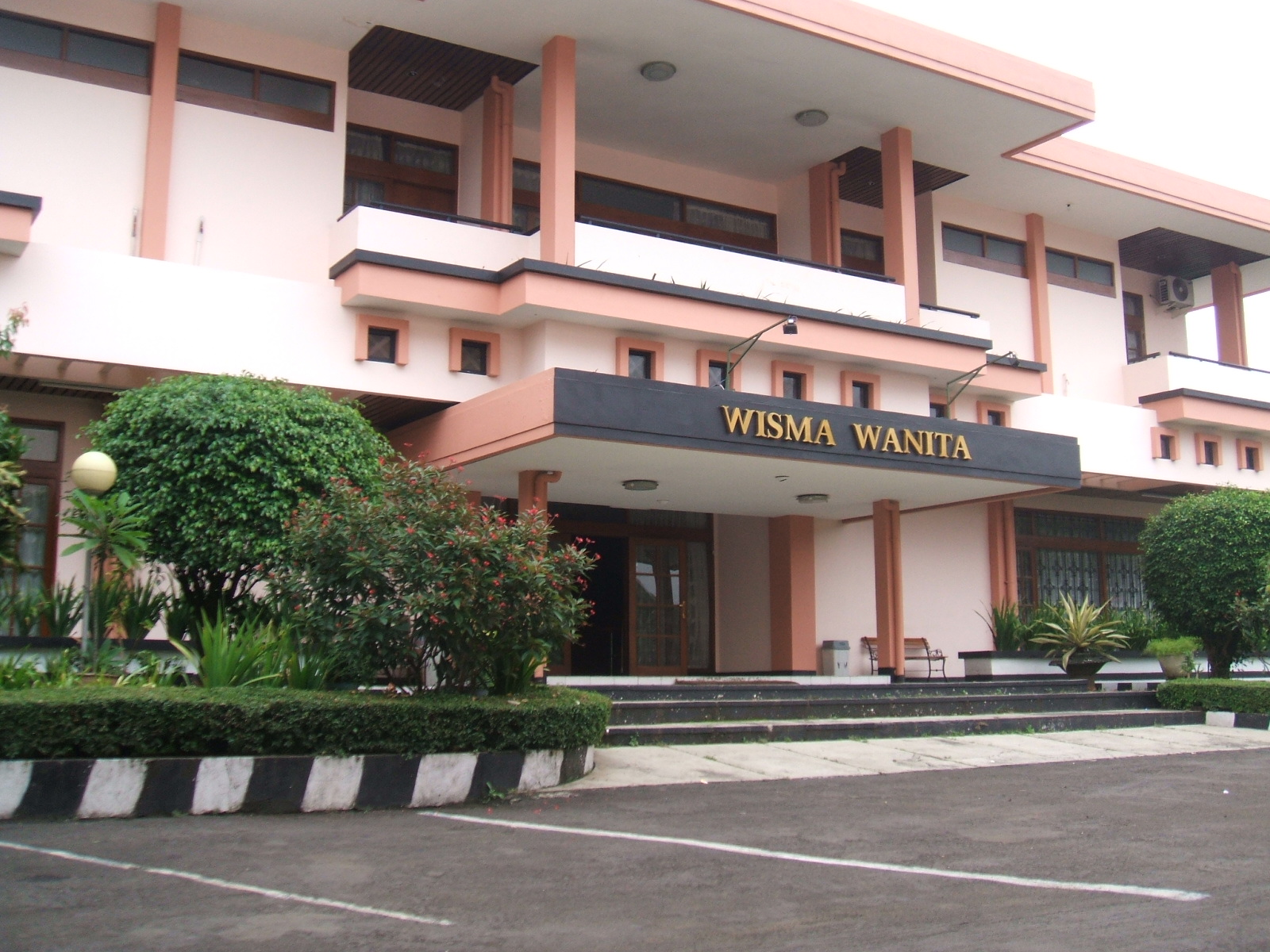 GEDUNG WANITA BANDUNG: Penginapan Wisma Wanita
