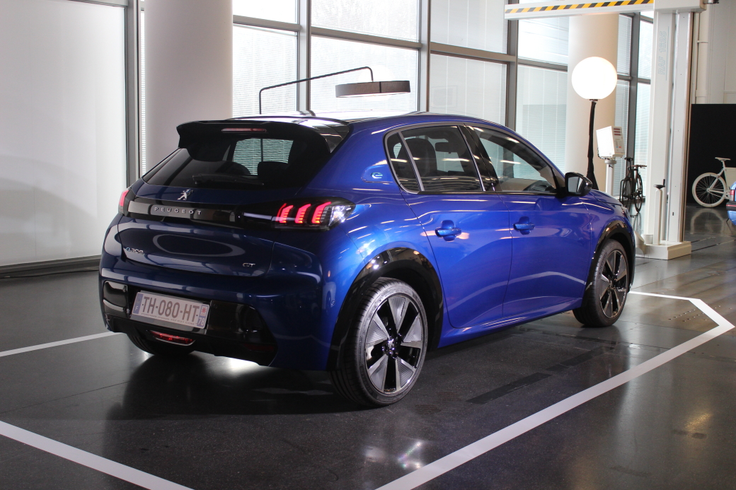 .: Electrizante! el nuevo e-208 - Datos, Imagenes y Video