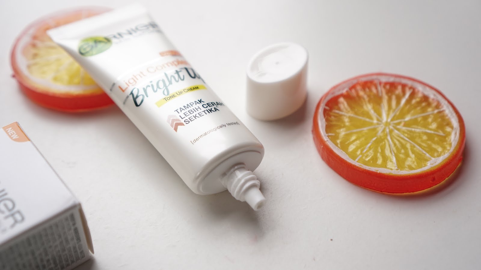 Garnier - Light Complete Bright Up Tone Up cream - Stevie Wong