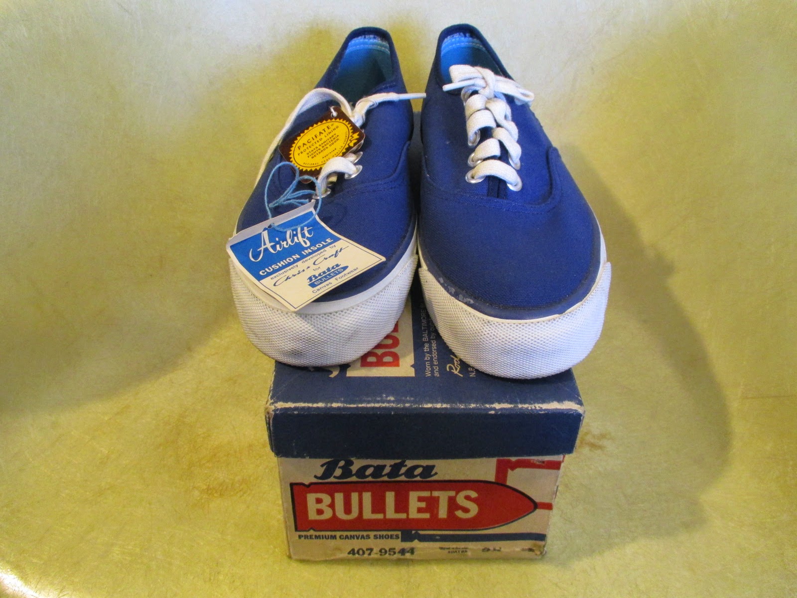 Comprador de WHITE HEAD EAGLE: Dead Stock "BATA BULLETS" Sneakers