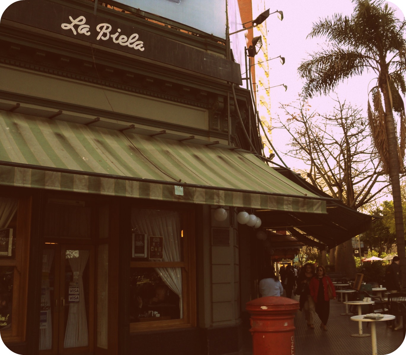 Siguiendo el aroma del Café: Café La Biela: motor social de Recoleta