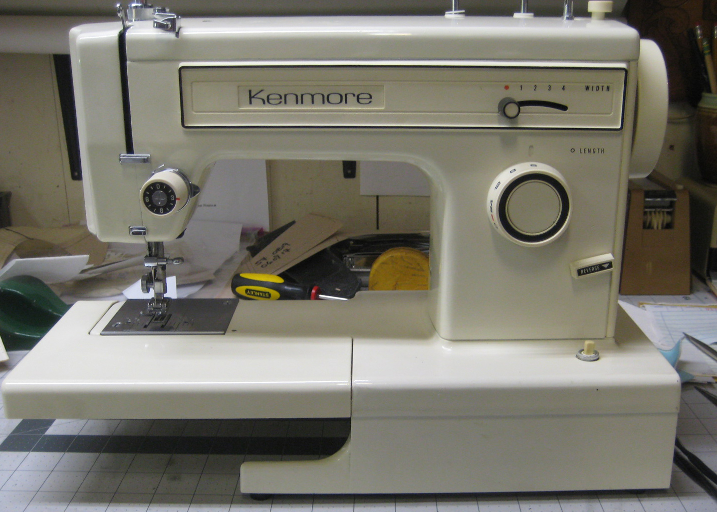 MI Vintage Sewing Machines: Kenmore 385.1884180 (1980's)