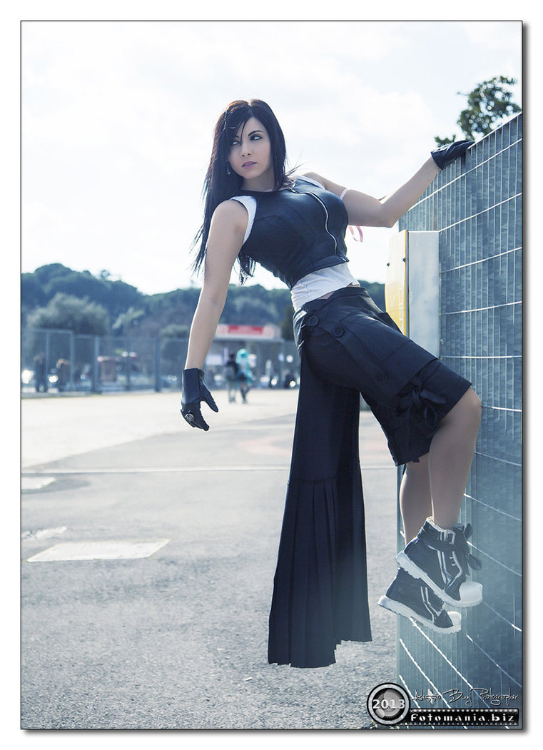 Final Fantasy Cosplay: Sexy Final Fantasy VII Advent Children Tifa Cosplay