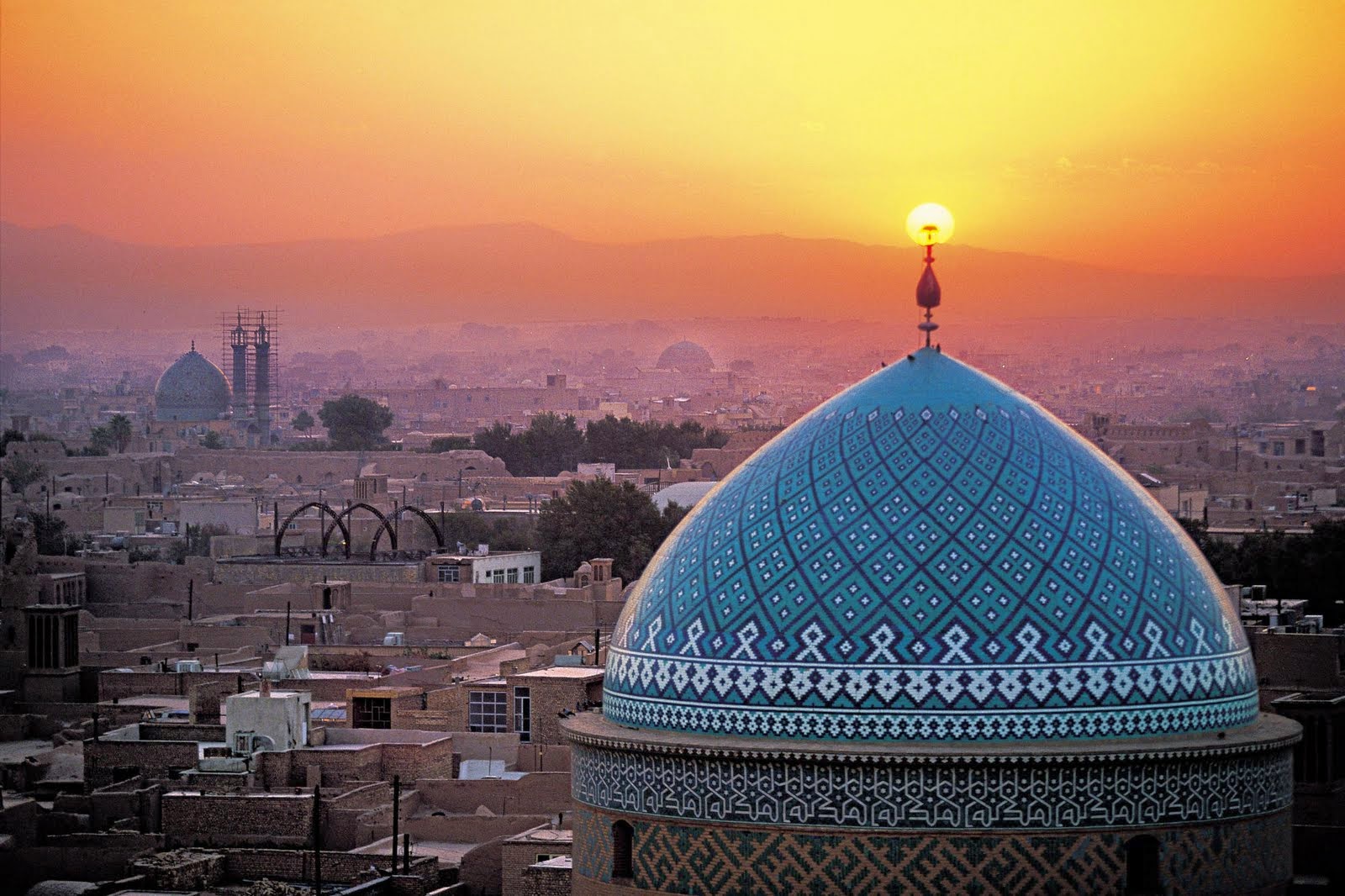 IDEOLOGI DAN SISTEM PEMERINTAHAN IRAN - MIND STORE