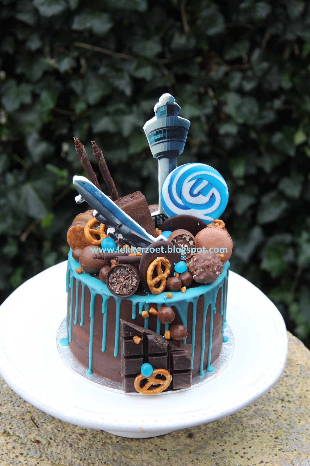 lekker zoet: drip cake voor bas schiphol-klm-verkeerstoren