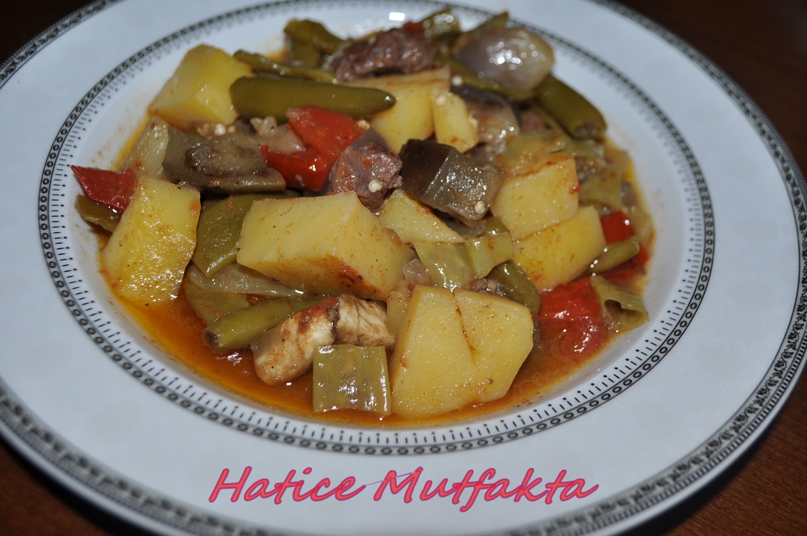 Hatice Mutfakta: Etli Türlü (Karışık Sebzeli Güveç)