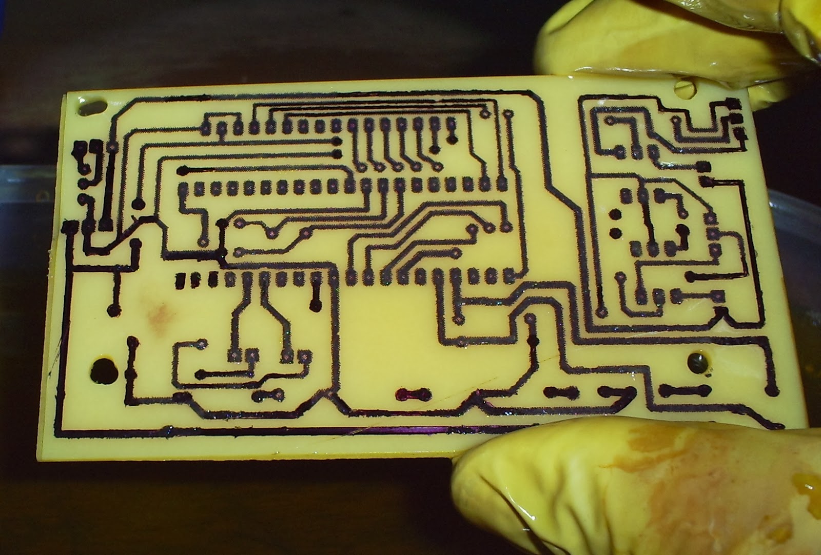 SABER FACIL ELECTRONICA: DISEÑO DE UN PCB O CIRCUITO IMPRESO PARA ...