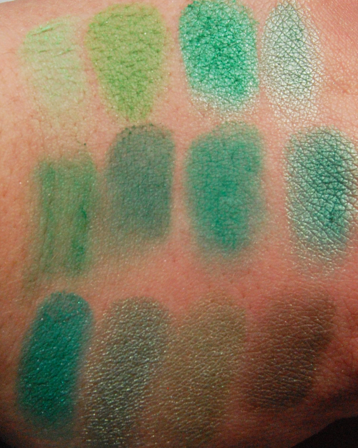 Jess Bee's Adventures: ELF Holiday Studio 144-Piece Ultimate Eyeshadow ...