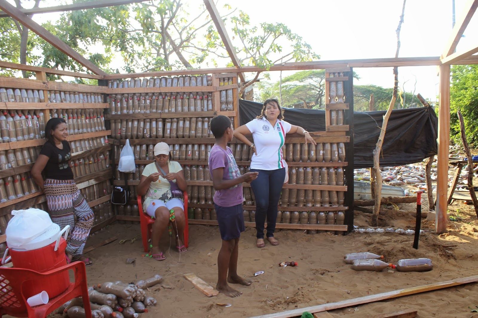 Familia wayuú ahora vive en ‘La Casa de Botellas’ de la Comuna 10 - La ...