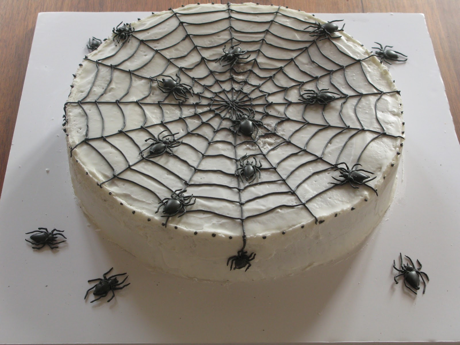 Pretty and fun cakes: Spider cake (royal icing spiders)