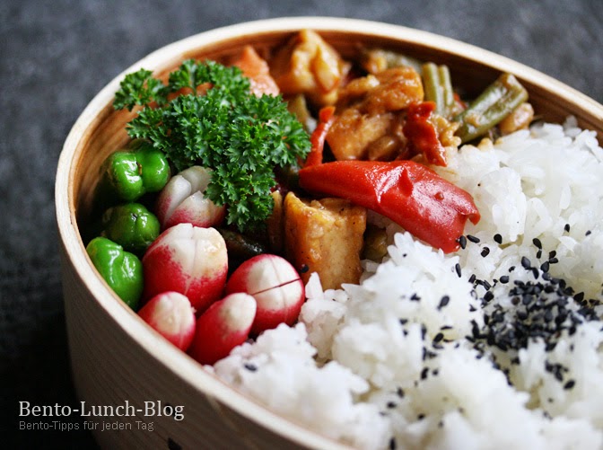 Bento Lunch Blog: Bento #150: Erdnuss-Xaxiu-Tofu, Radieschen & Brat-Paprika