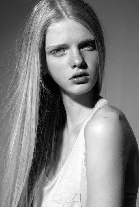 Annemarie Kuus : Photos | About A Girl...