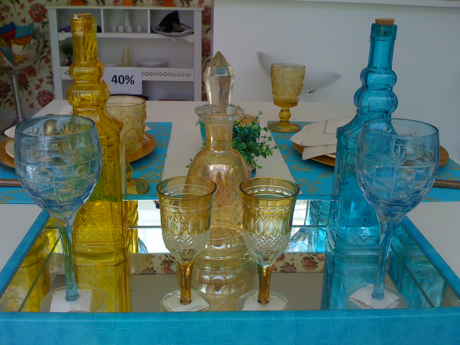 Louçaria e Cia: Mesa azul turquesa com dourado