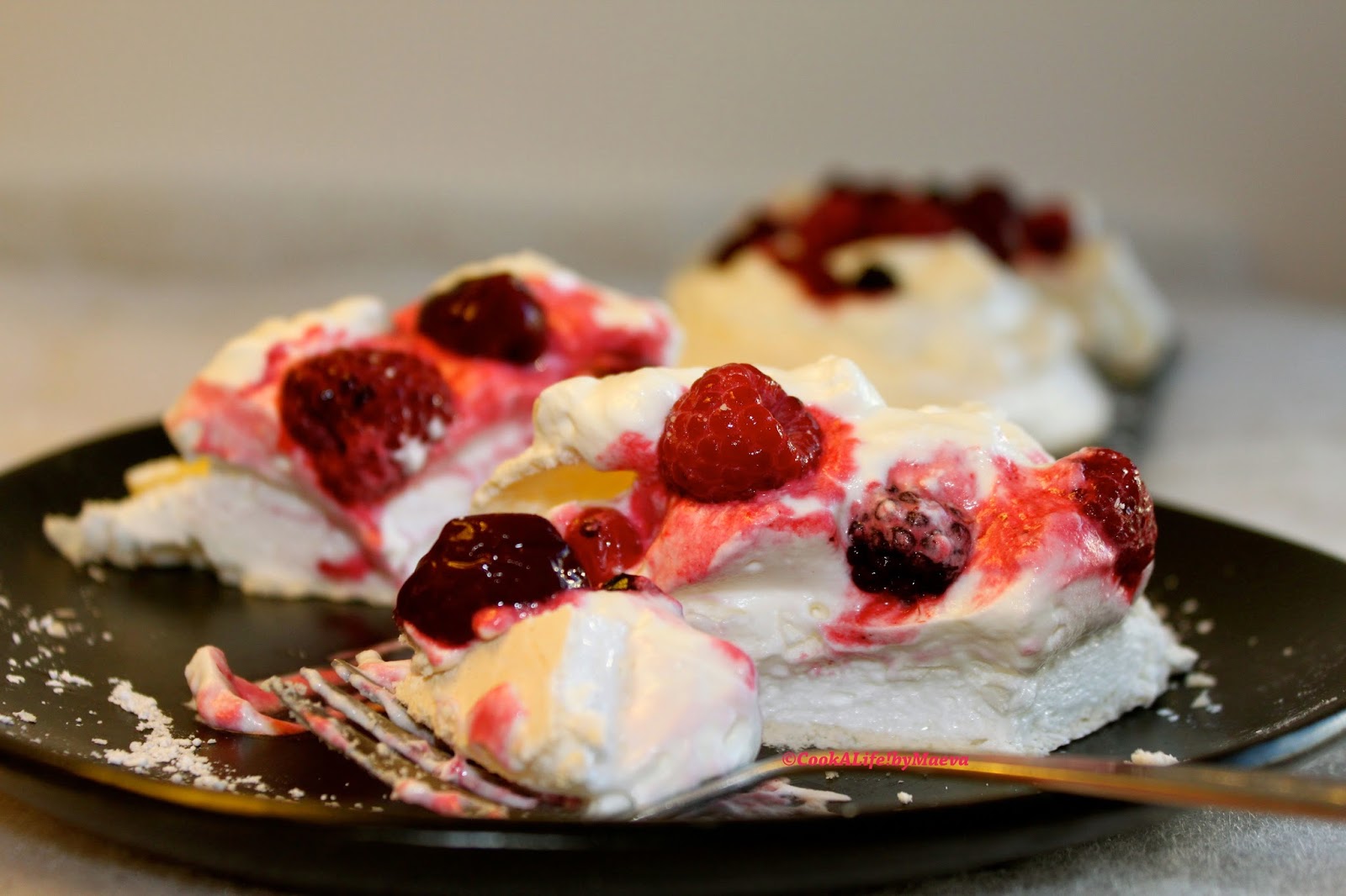 Cook A Life! by Maeva: Pavlova { meringue et chantilly } aux fruits rouges