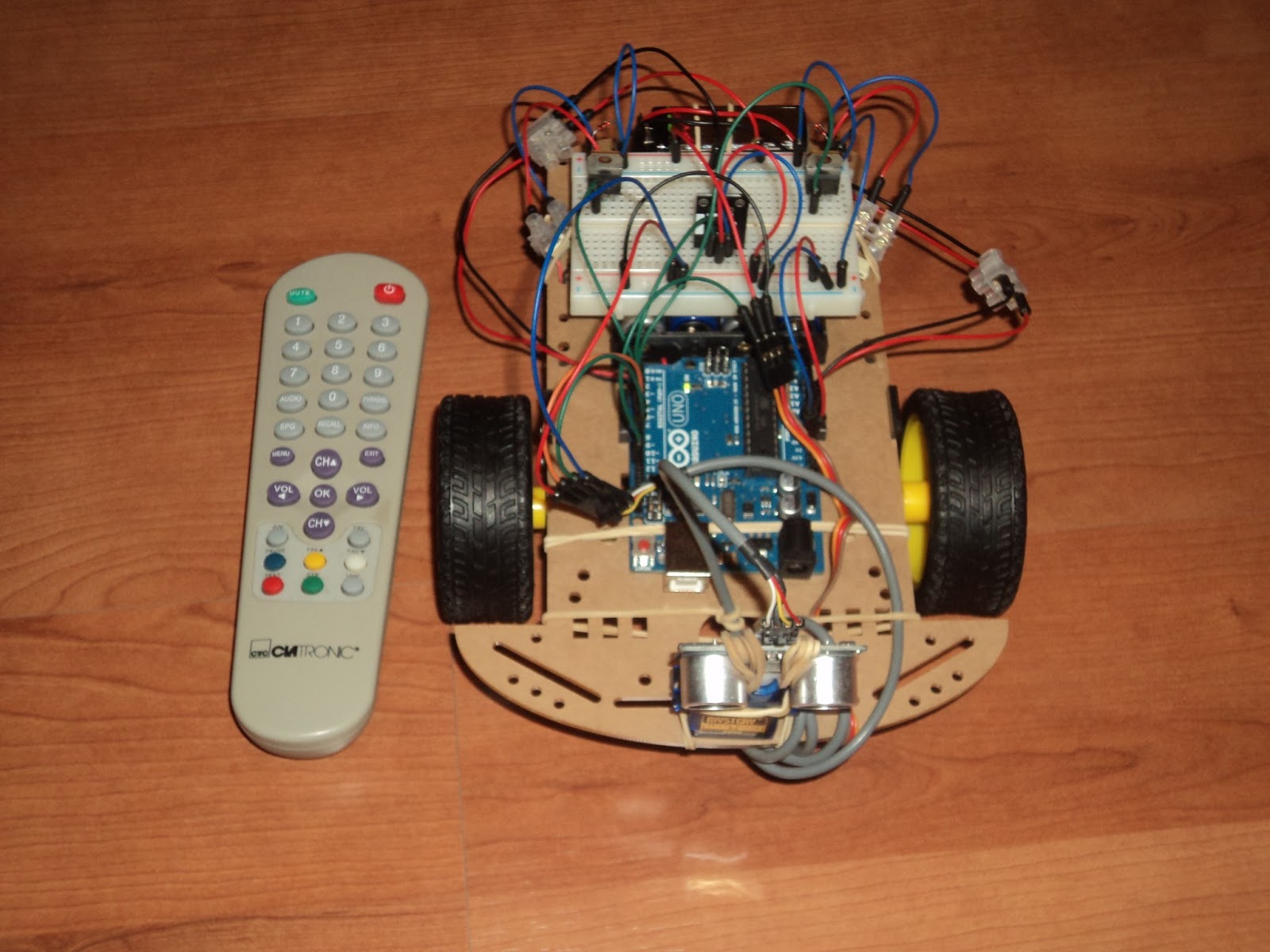 Geek en formación: El coche con control remoto usando Arduino ya está aquí