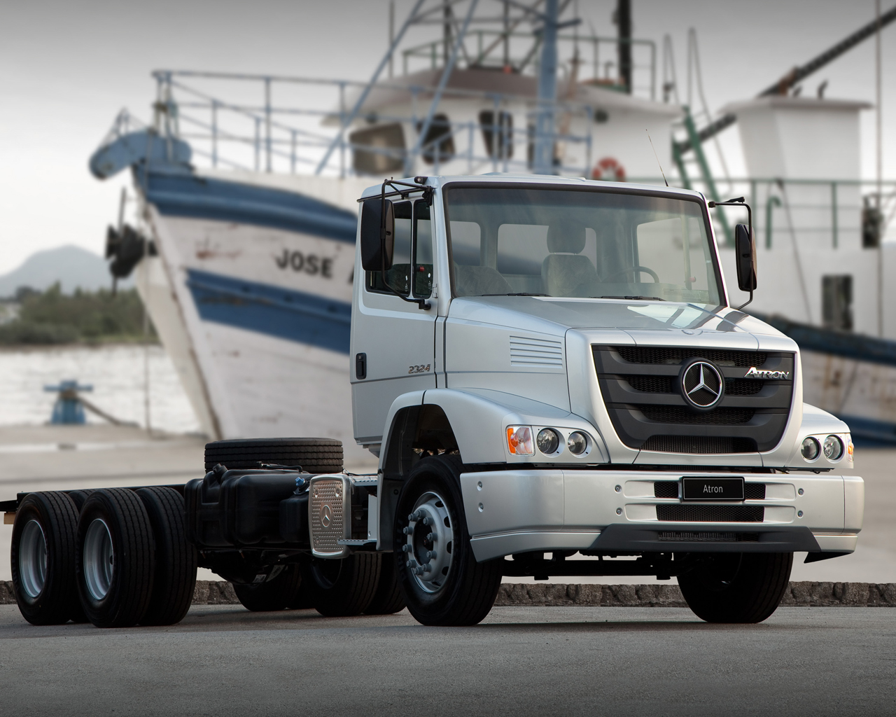 MerceDenco: Mercedes-Benz 2324 6x2: O Grande Protagonista da Família Atron.