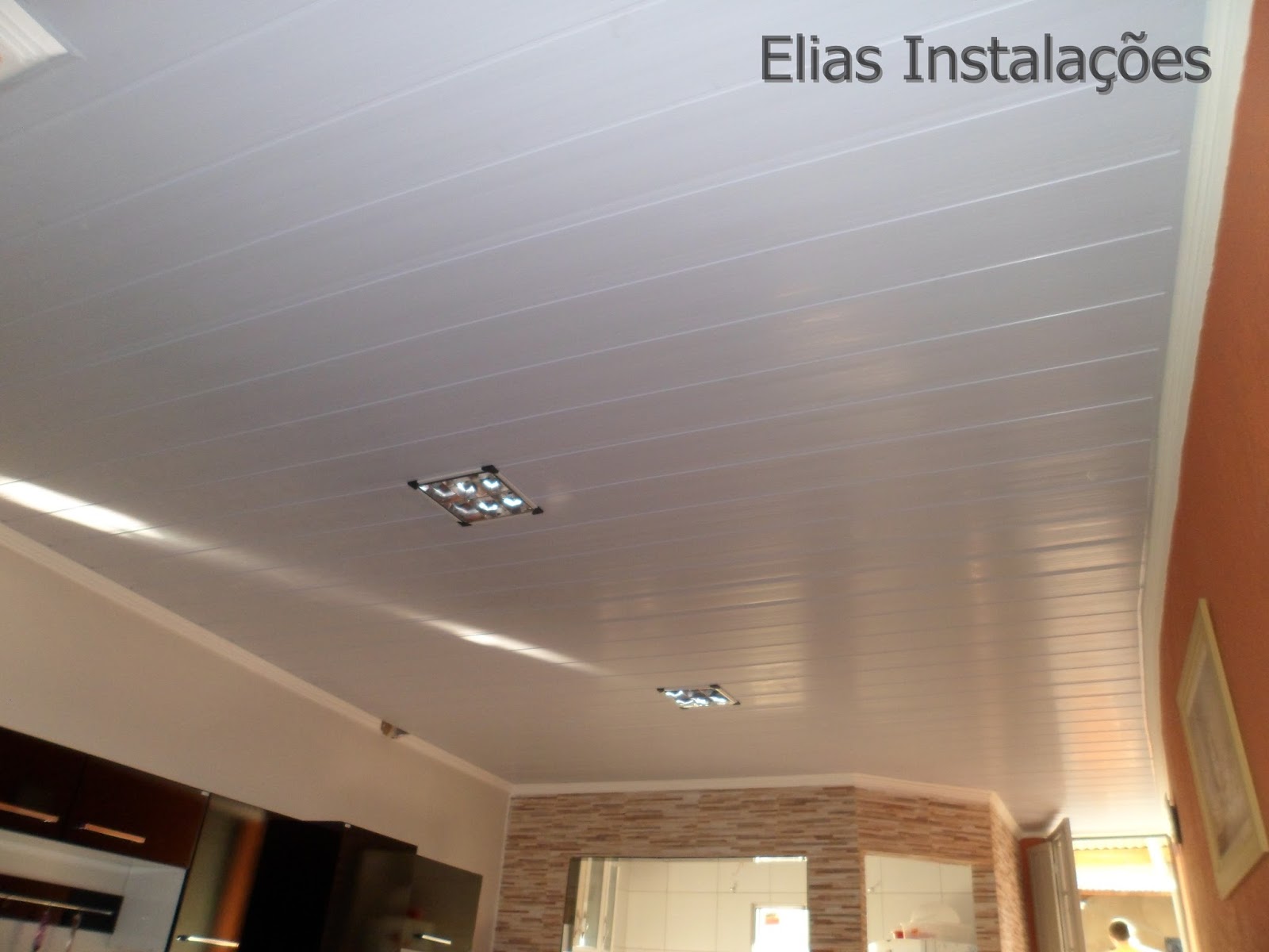 Elias Instalador: Forro de PVC branco com lâmpadas embutidas