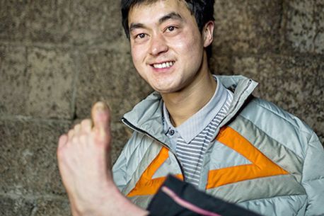 The man with no arms does incredible tasks with his feet!(photos)