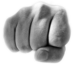 Professor de ensino religioso dá soco na boca de estudante