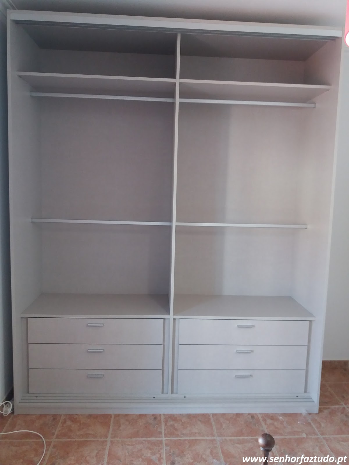 Montagem de um roupeiro Leroy Merlim