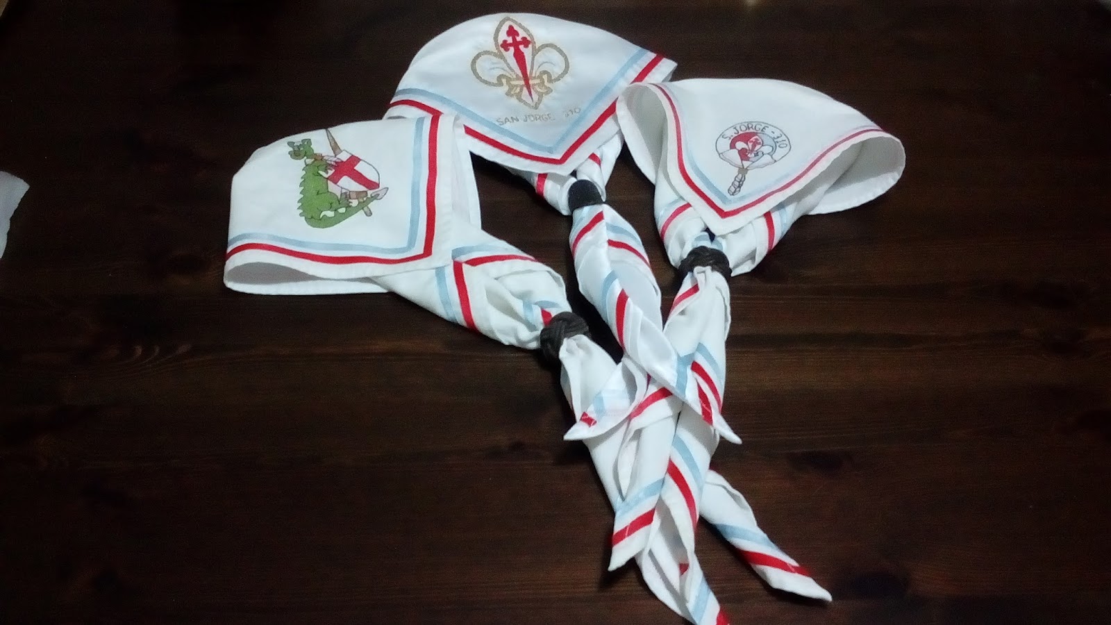 mj bordados artesanos: Pañoletas y banderas Scouts