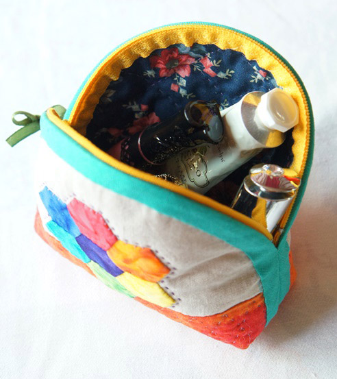 Zipper Cosmetic Bag Tutorial. Patchwork & Quilts ~ DIY Tutorial Ideas!