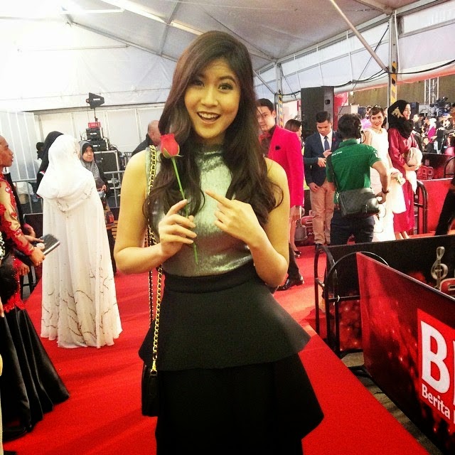 FESYEN YANG MENCOLOK MATA ARTIS2 HANGATNYA MASA RED CARPET ( 7 GAMBAR ...