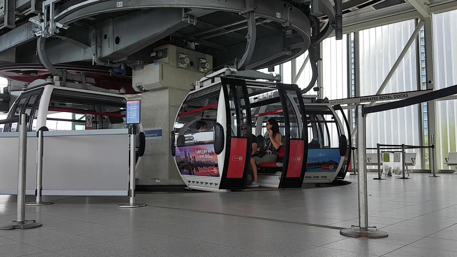 LONDON CABLE CAR CROSSING THE RIVER THAMES EMIRATES AIRLINE GREENWICH ...