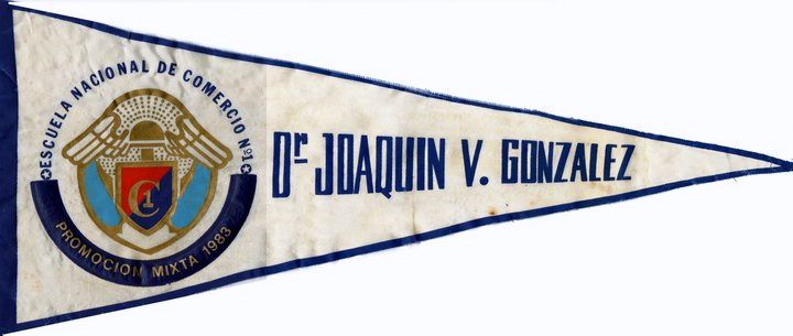 .: El banderin y el pin de la promo'83.