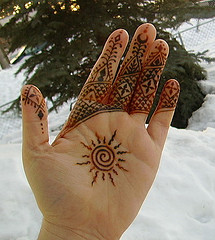 Mehndi 360: Round dot mehndi design