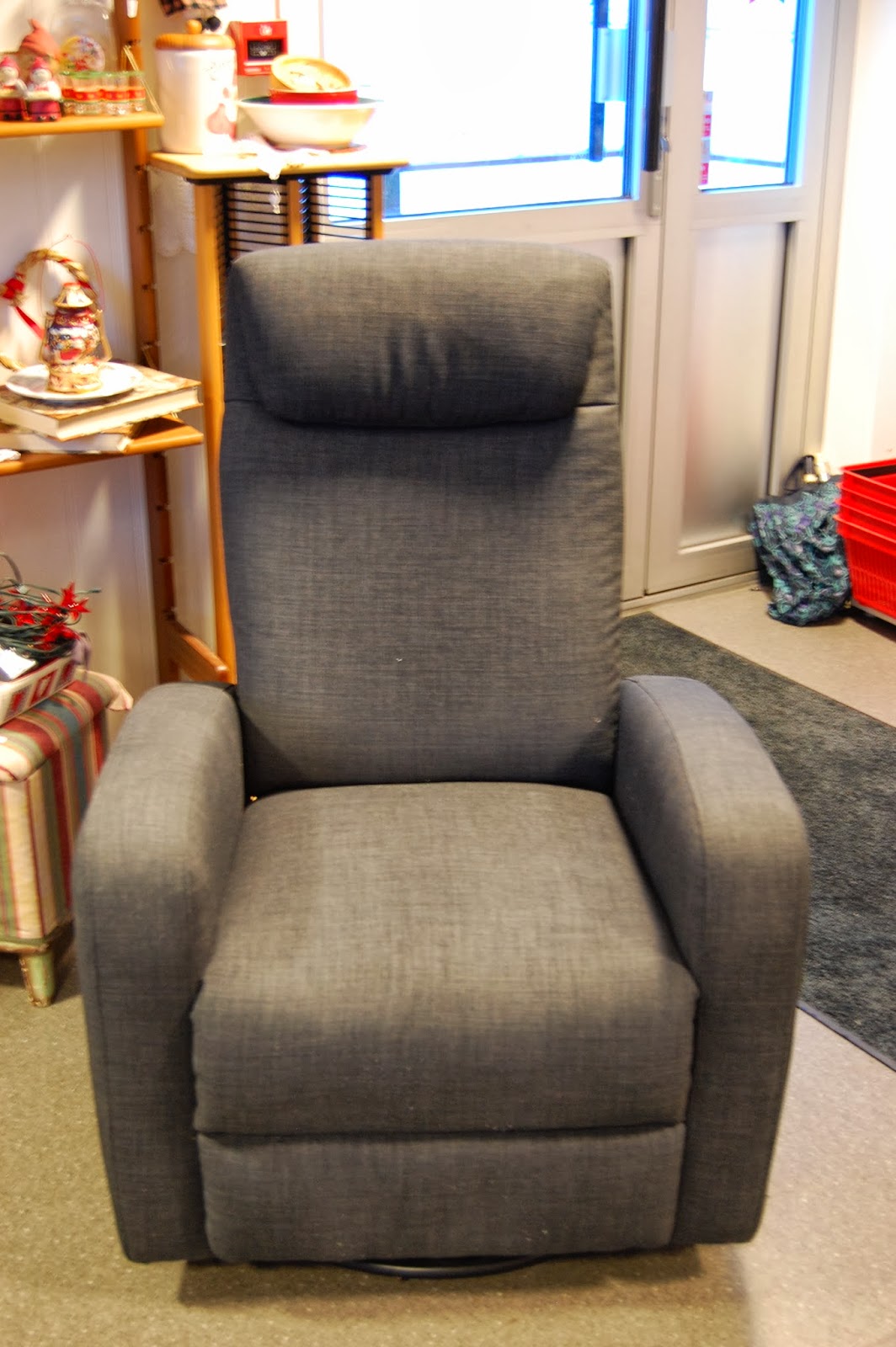 Bruktikken på havna.: GAMMEL KOFFERT, EN GOD STOL, OG LITT JUL!