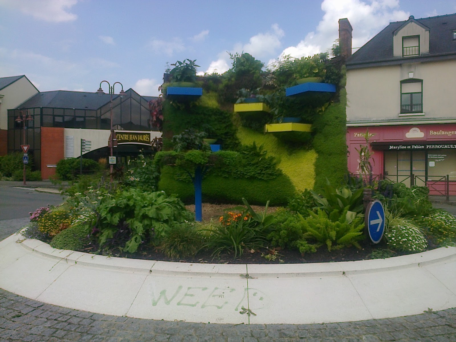 Fleuriste Isabelle Feuvrier: Le rond point végétal de Chatres de bretagne