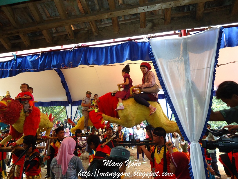 HOBBY BERKEBUN: Kesenian Sisingaan Modern Acara Sunatan Di Subang