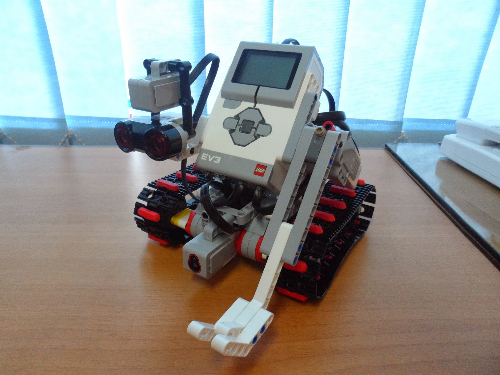 RoBoTiCS® education centre: Track Bot EV3
