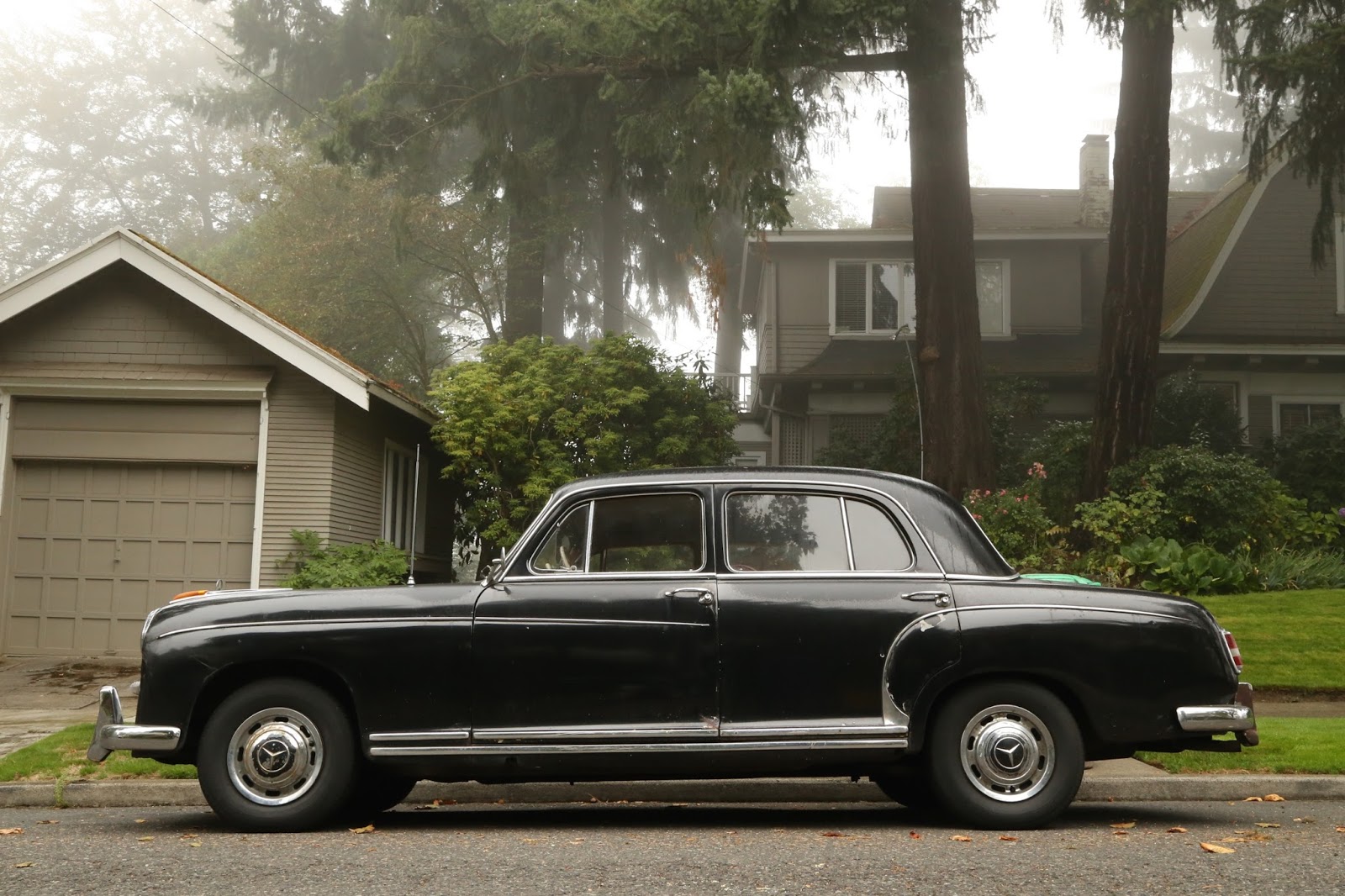 OLD PARKED CARS.: 1959 Mercedes Benz 220S.