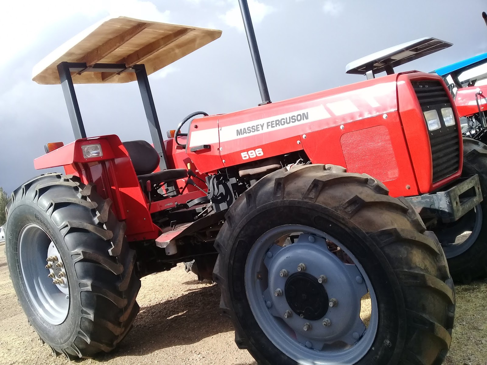 MAQUINARIA AGRICOLA INDUSTRIAL: Tractor Massey Ferguson 596 4x4 109hp $21,000 Dlls.