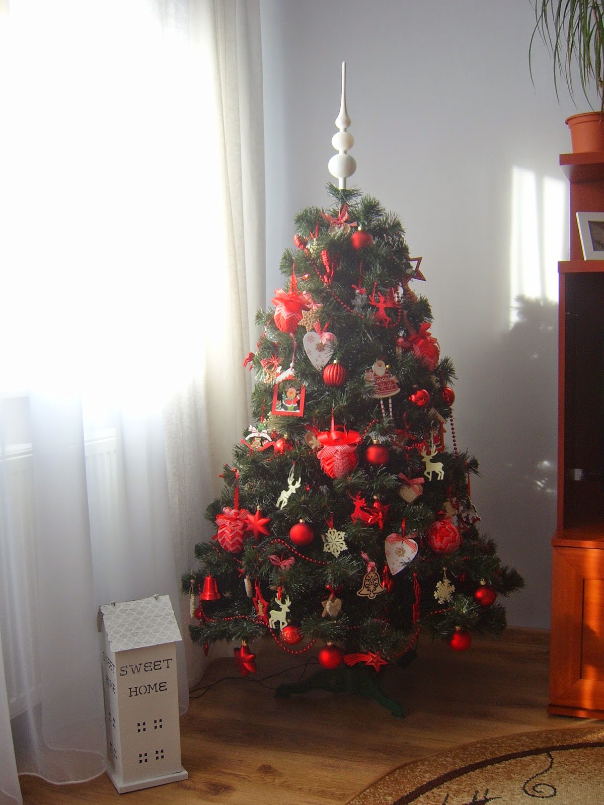 Pasje Gosieńki: Choinka w bieli i czerwieni:-)