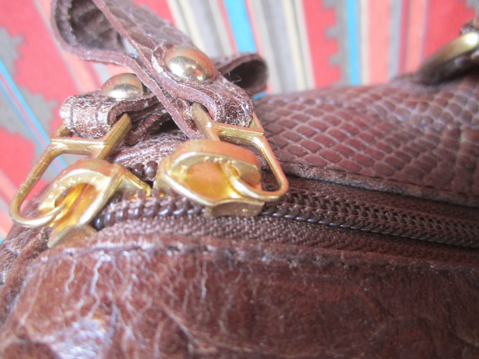 brandylovesvintage: vedasto: brown faux snakeskin boston bag