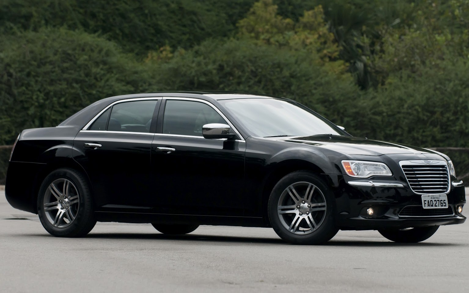 Chrysler 300C chega custando R$ 55.000 reais mais caro que o Hyundai Azera