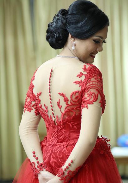 Kebaya Anne Avantie Kancing Belakang Terbaru - Kumpulan Model Kebaya Modern