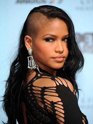 Hairstyle: capelli rasati a metà, l'hair side cut spopola tra le star