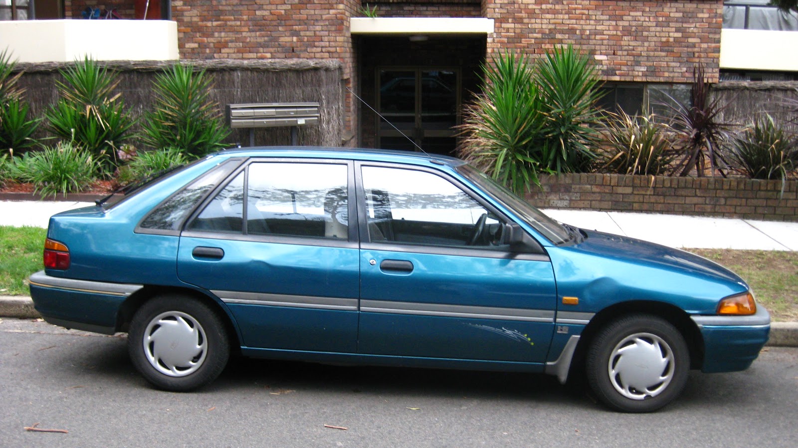 Aussie Old Parked Cars: 1993 Ford KH Laser 5-door Hatch