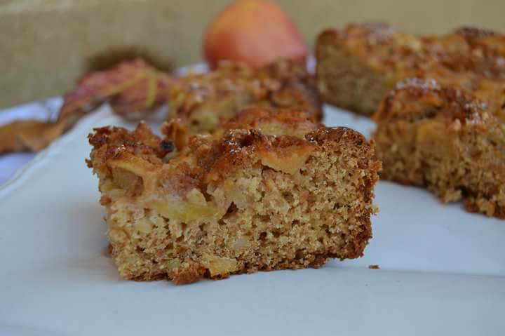 TORTA INTEGRALE ALLE MELE E MANDORLE - Anna Maria Conti