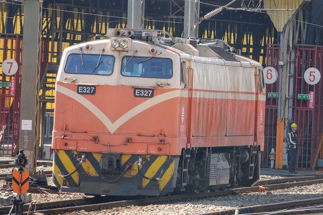 Blair's 鐵道攝影: E327電力機車 / TRA E327 Electric locomotive