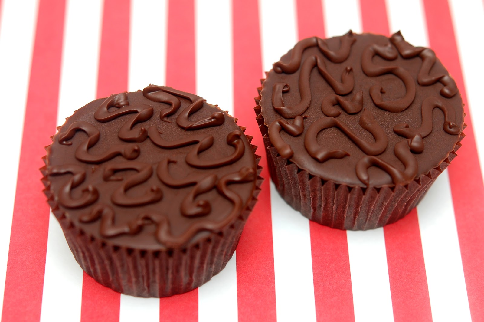 COOKIE BUTTER CHOCOLATE CUPS - Hugs and Cookies XOXO